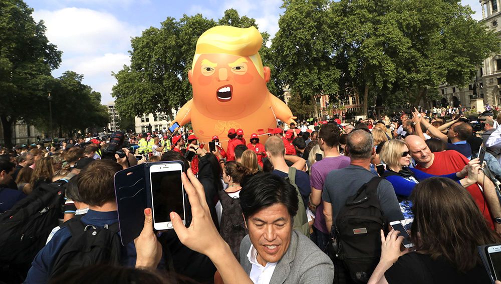 Globo del “bebé Trump” en pañales frente al Parlamento de Londres